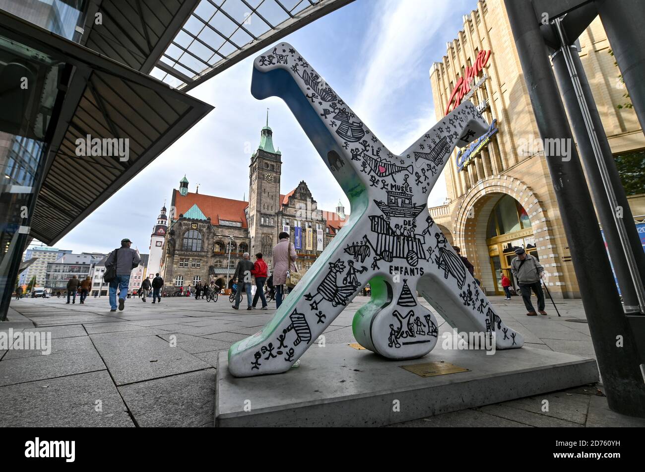 Cartwheeler sculpture hi-res stock photography and images - Alamy