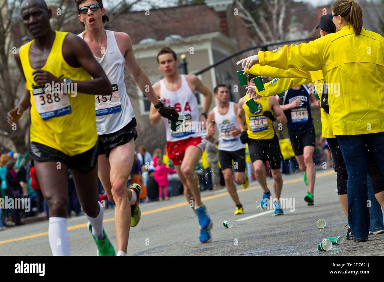 Marathon runners take drink from the volunteers Stock Photo - Alamy