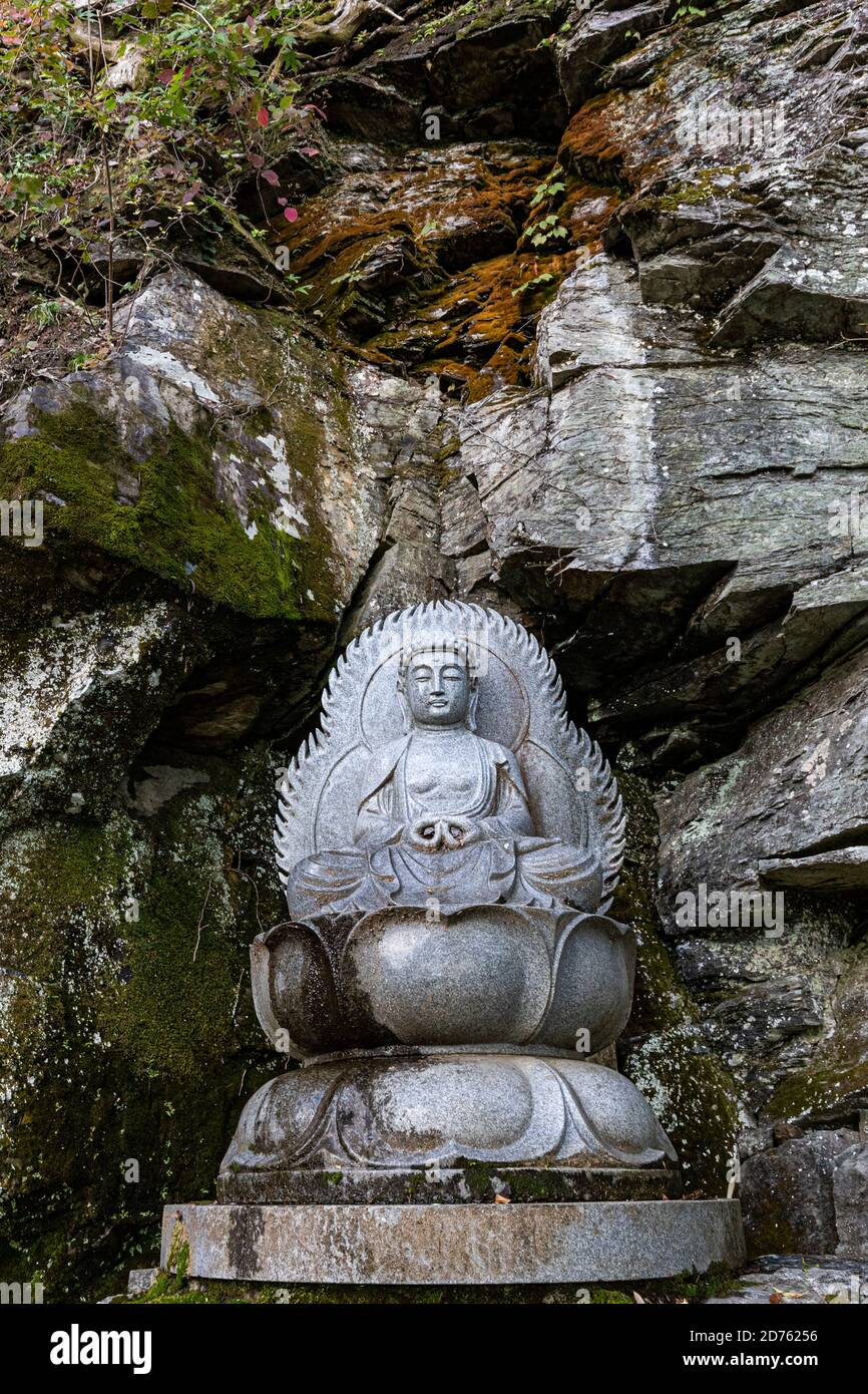 Buddha Sculpture at Shosanji - Shosan-ji means "Burning Mountain Temple ...