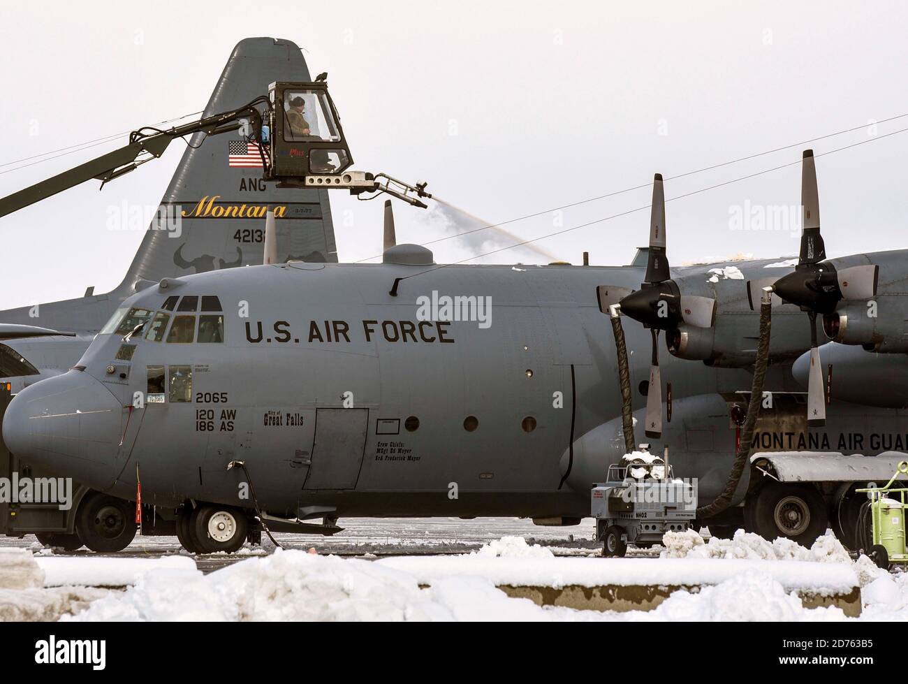 Members of 120th Airlift Wing Maintenance Squadron use a de-icing boom ...
