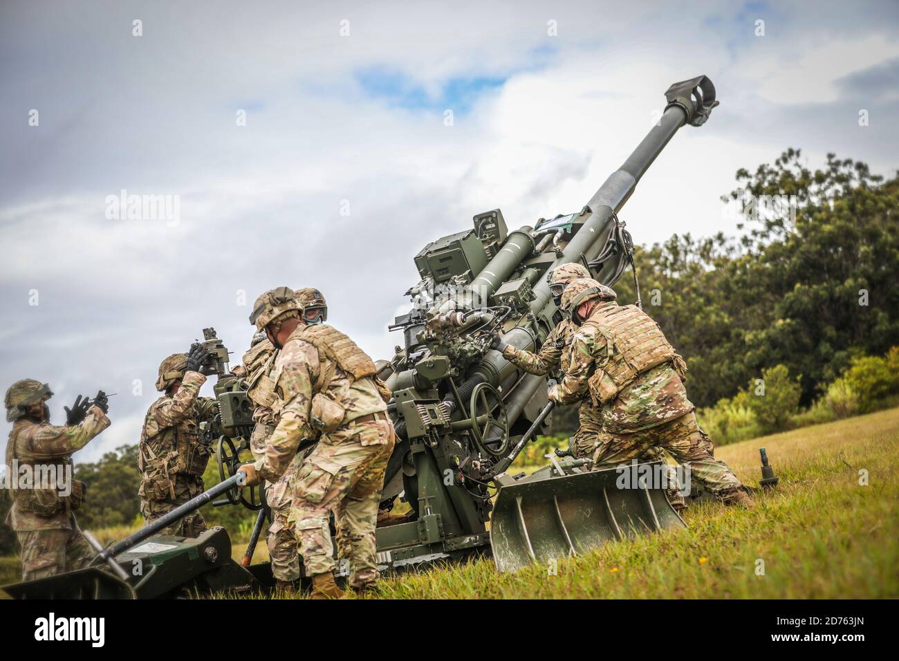 SCHOFIELD BARRACKS, Hawaii - Soldiers with Charlie Battery, 3rd ...