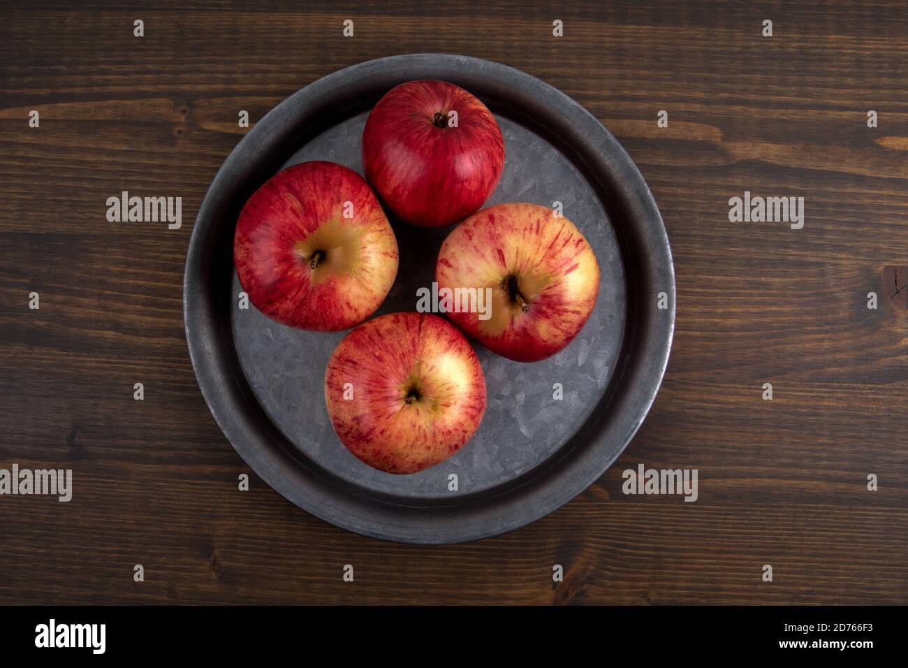 Apples in a metal plate. Healthy diet, vitamins and antioxidants ...