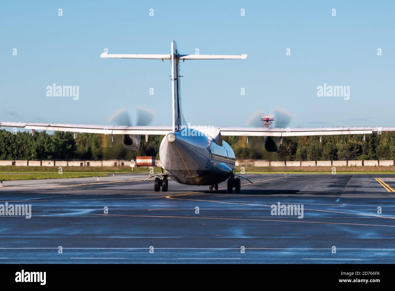 Taxiing an airplane hi-res stock photography and images - Alamy