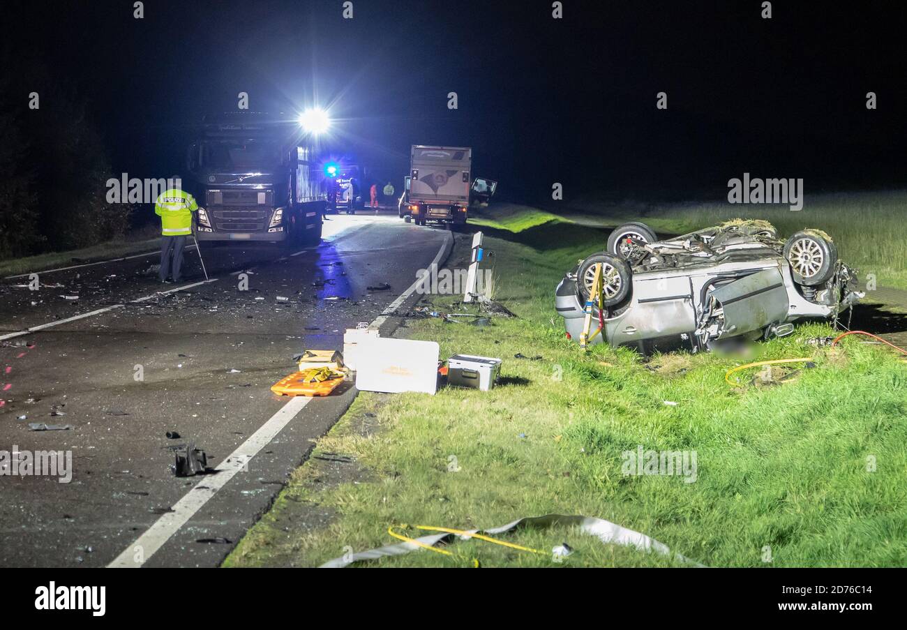 21 October 2020, Saxony, Hartenstein: After a traffic accident on the ...