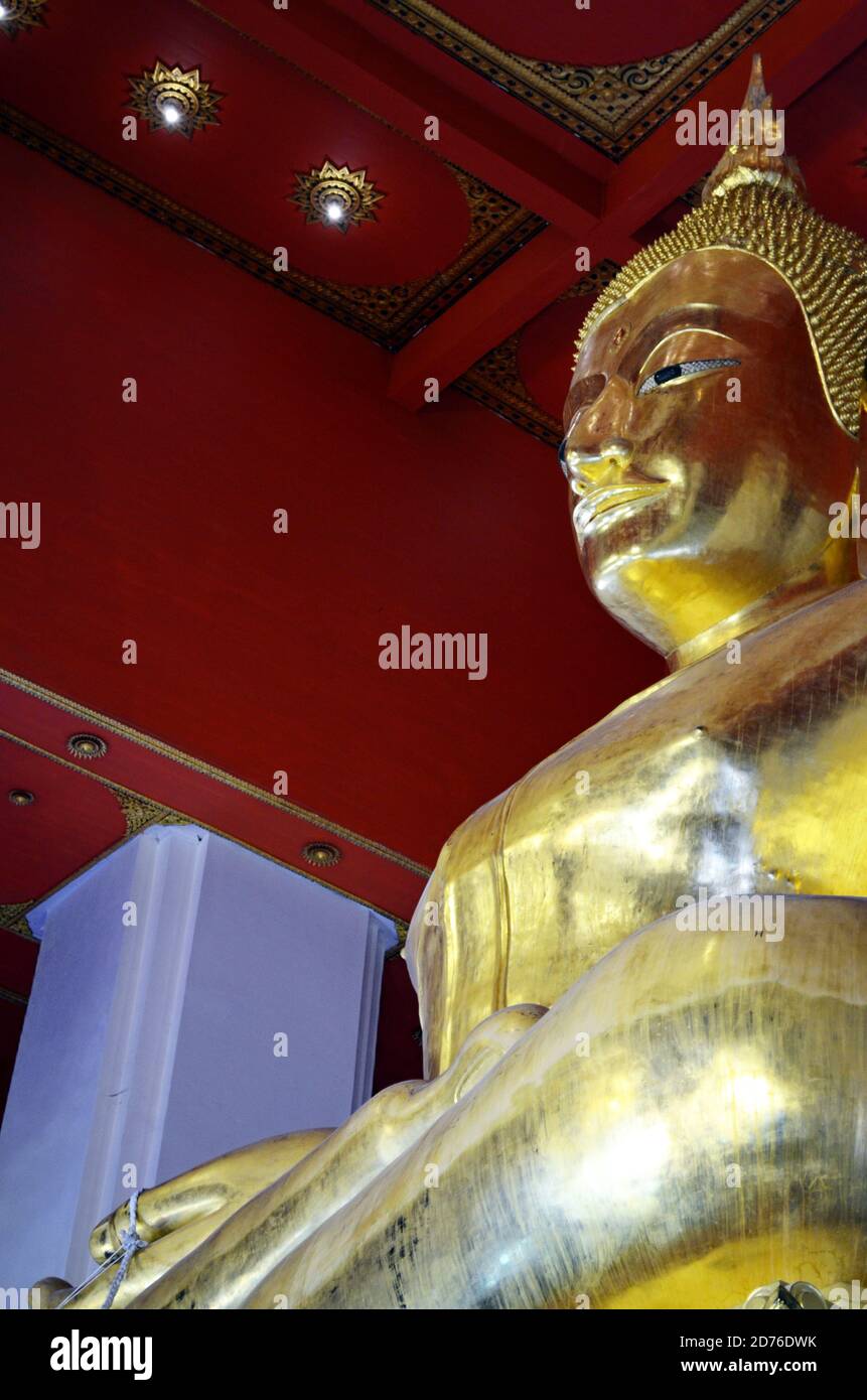 Ayutthaya, Thailand - Thanon Si Sanphet Golden Buddha Stock Photo - Alamy