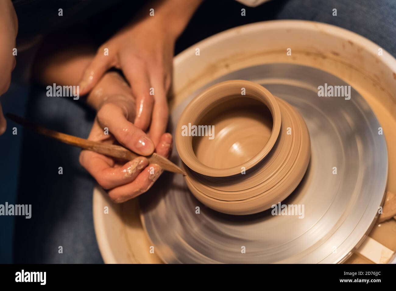 lesson in the school of pottery, sculpt a pot, close plan Stock Photo ...