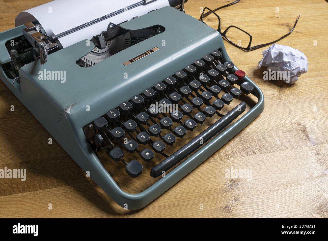 Office antique writing table hi-res stock photography and images - Alamy