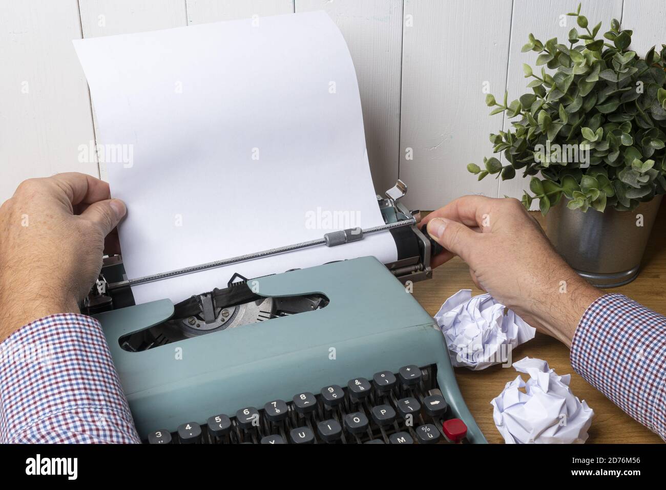 Writer table hi-res stock photography and images - Alamy