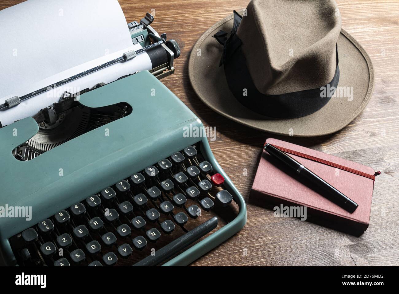 An old typewriter, a notebook and a reporter's hat Stock Photo - Alamy