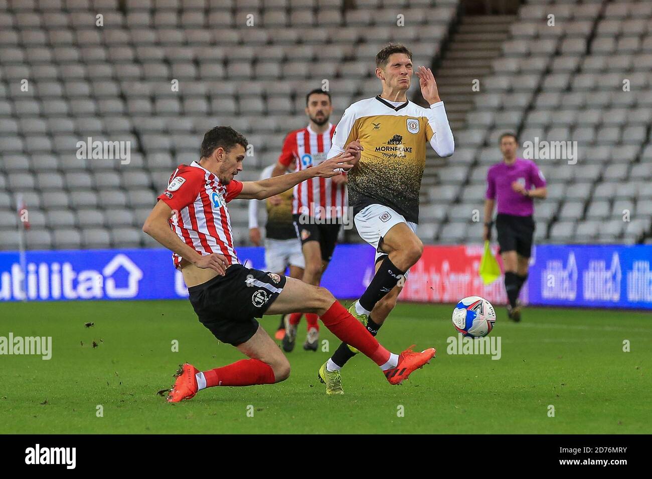 Tom Flanagan (3) of Sunderland tackles Callum Ainley (11) of Crewe ...