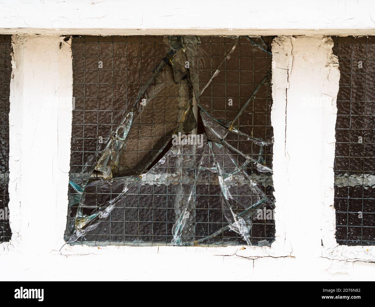 Shatteredwindow hi-res stock photography and images - Alamy