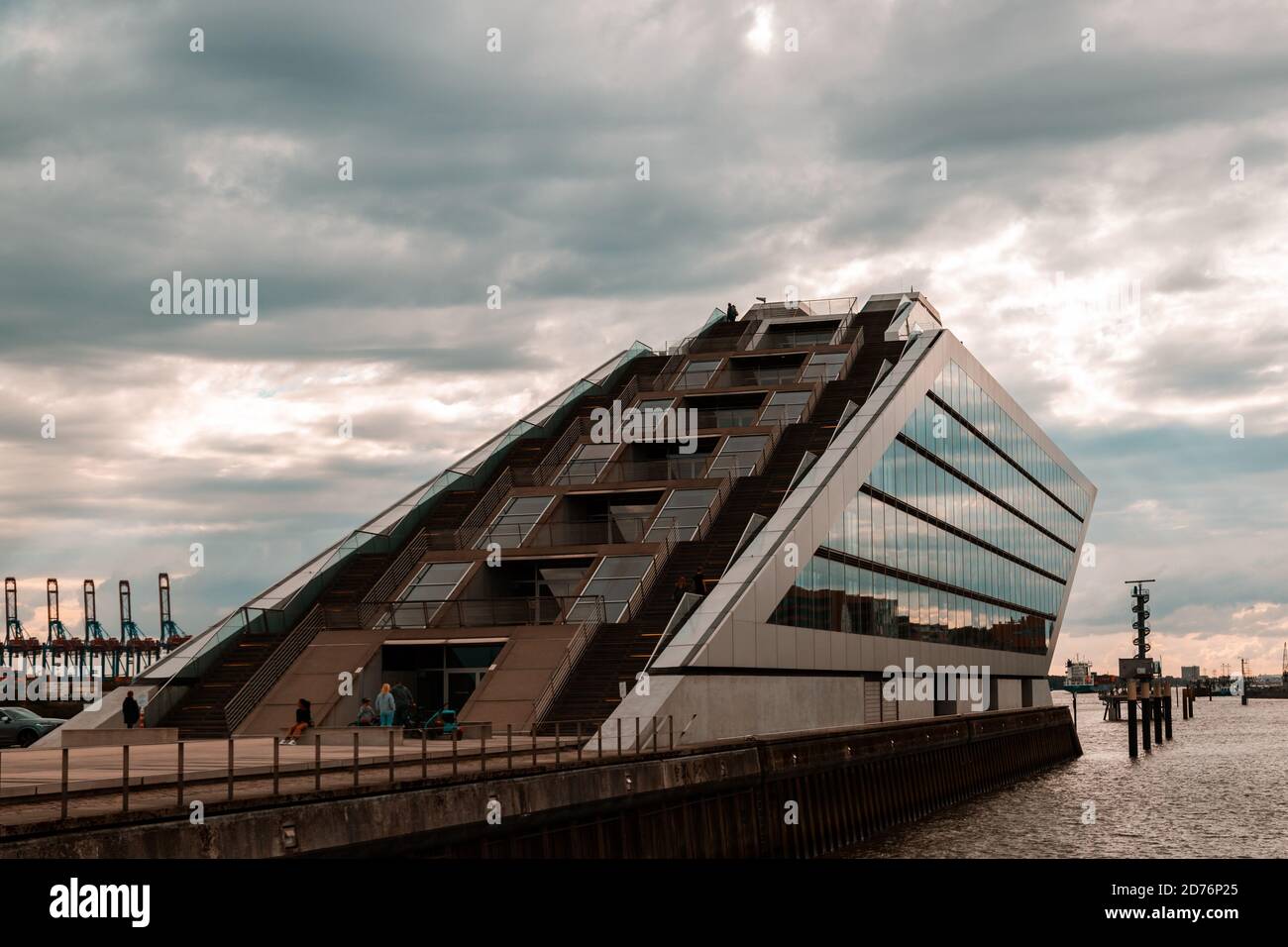 Dockland office building hi-res stock photography and images - Alamy