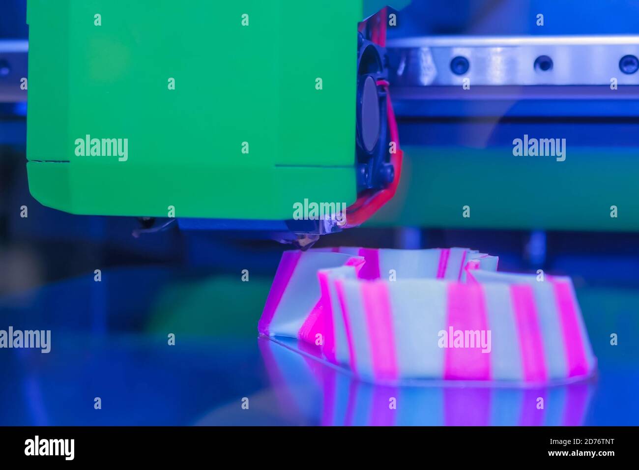 Automatic three dimensional 3D printer machine printing plastic model ...