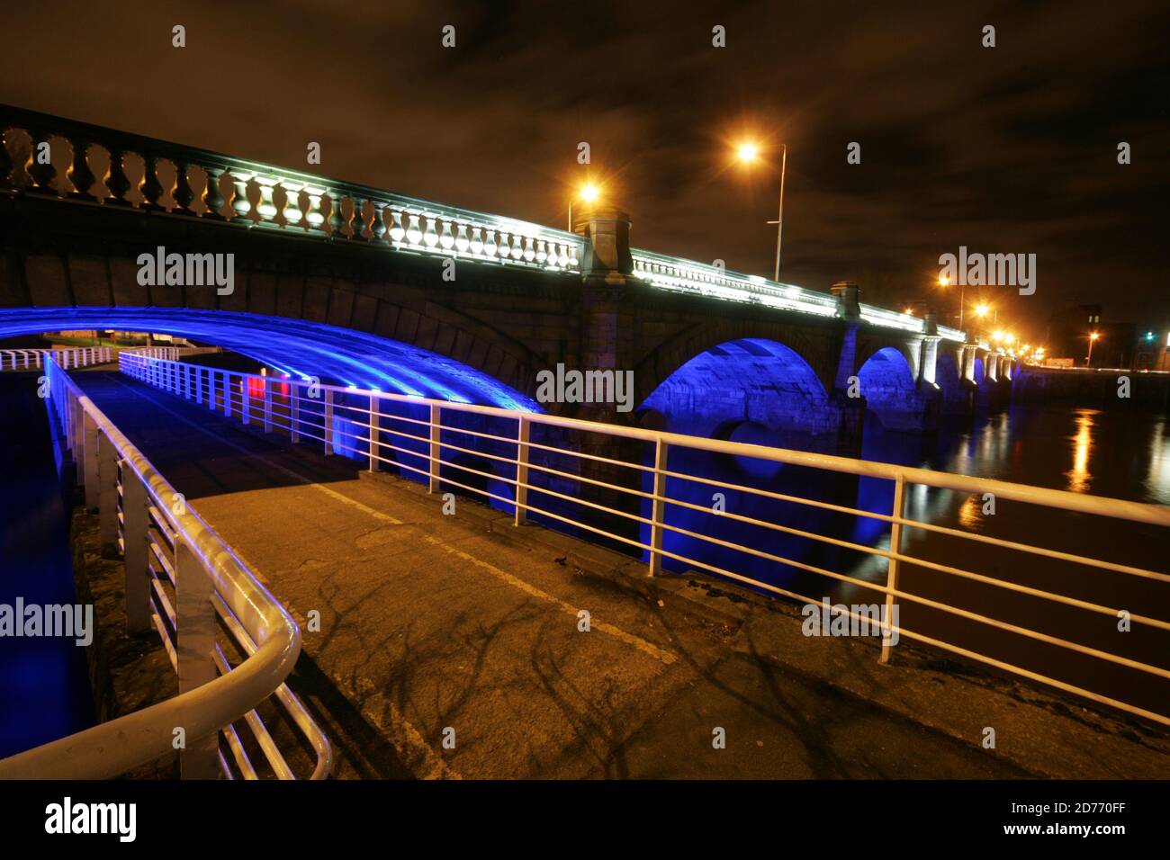 Glasgow, Scotland, UK.. Bridges over the River Clyde at night time ...
