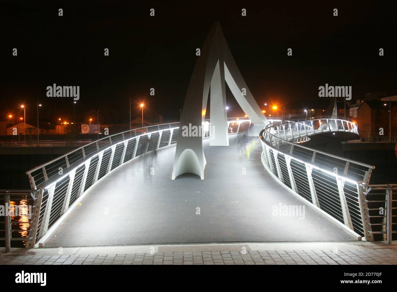 Glasgow, Scotland, UK.. Bridges over the River Clyde at night time ...
