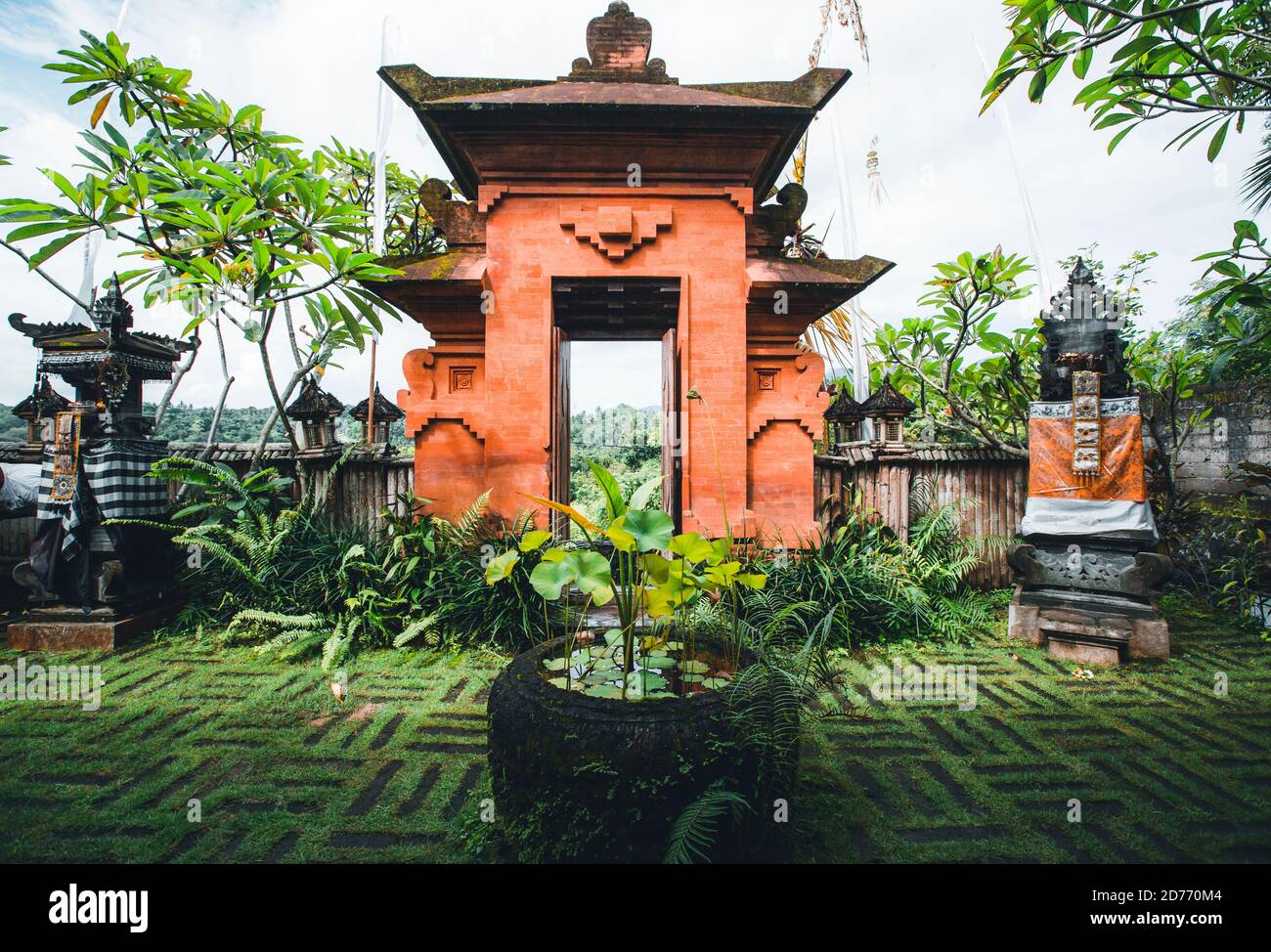 Traditional balinese gate door entrance red brick work Stock Photo - Alamy