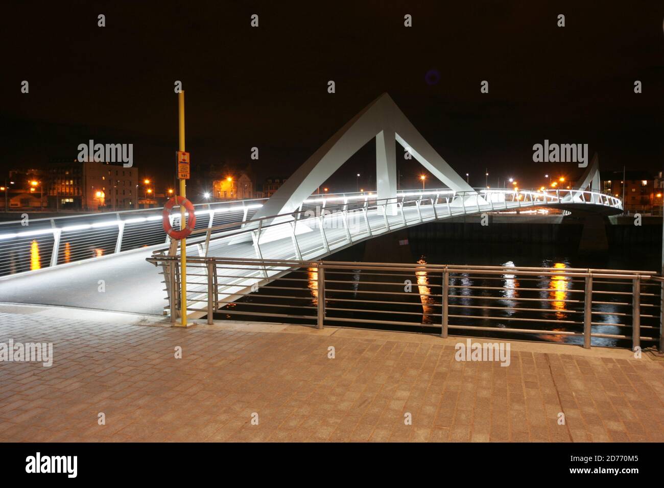 Glasgow, Scotland, UK.. Bridges over the River Clyde at night time ...