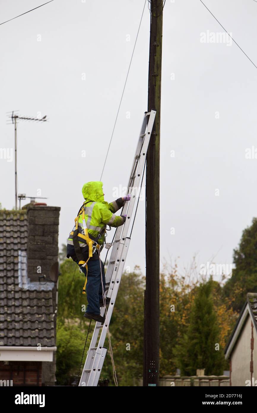 Telephone Pole Worker High Resolution Stock Photography and Images - Alamy
