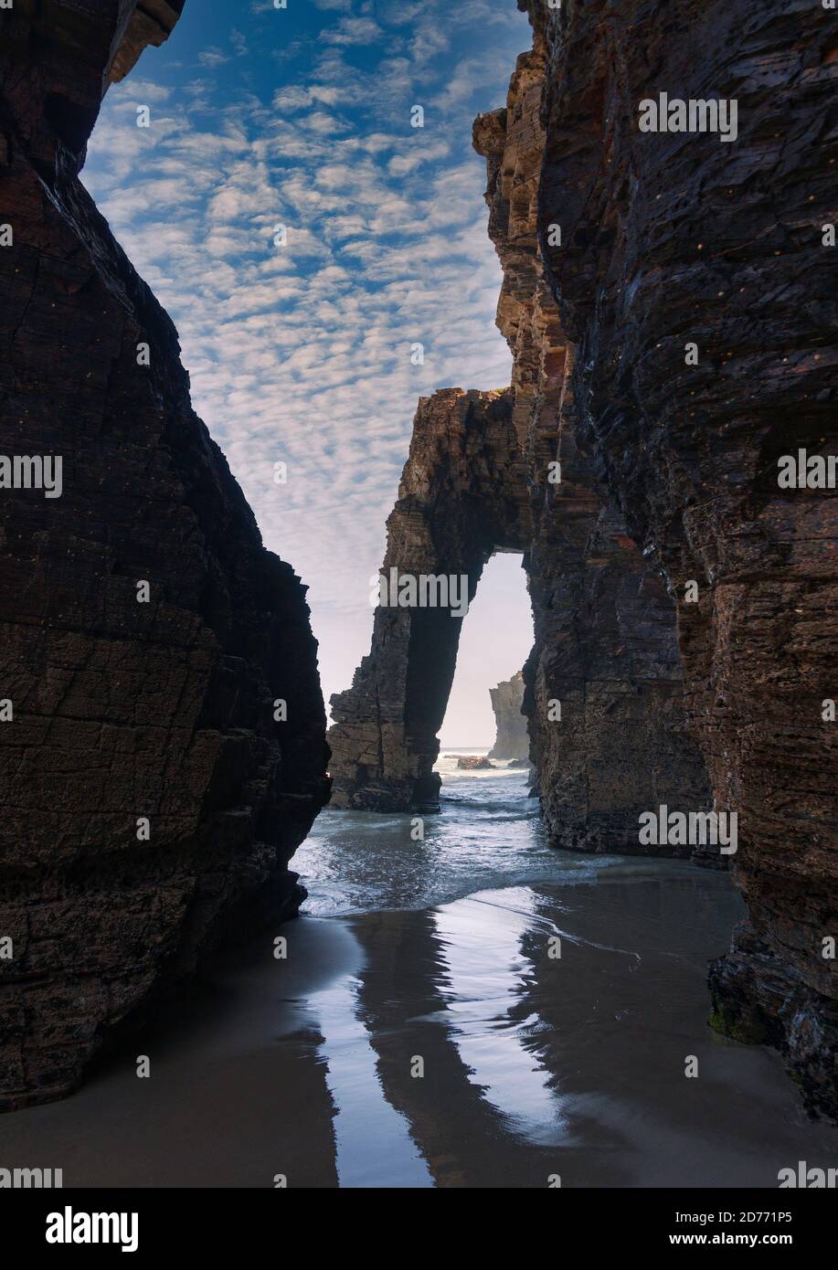 Rock arches on beach hi-res stock photography and images - Alamy