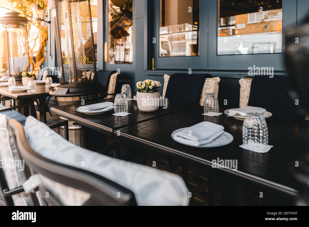 London coffee and restaurant terrace with tables and chairs Stock Photo ...