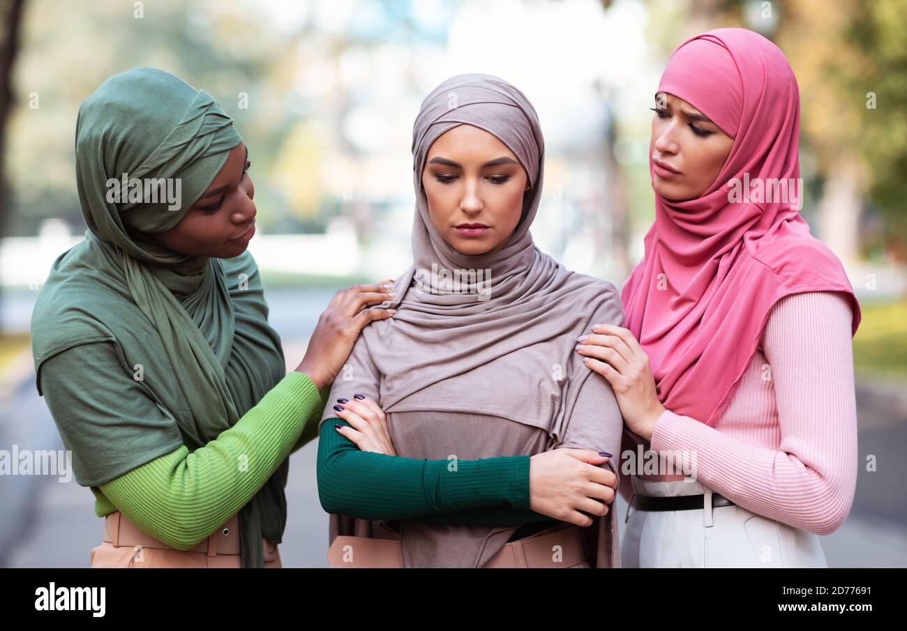 Three african women friends traditional hi-res stock photography and ...