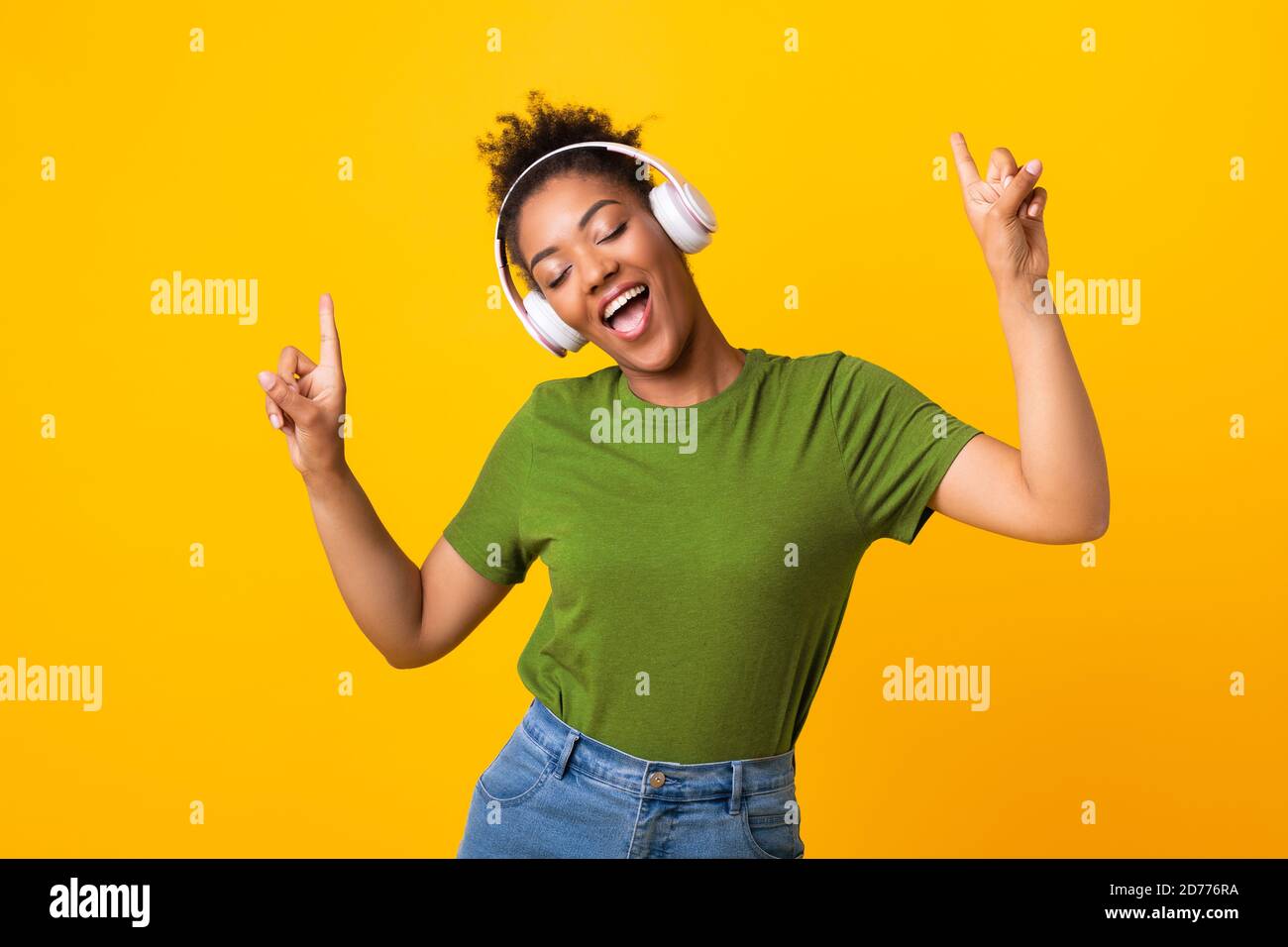Young woman enjoying favorite music hi-res stock photography and images ...