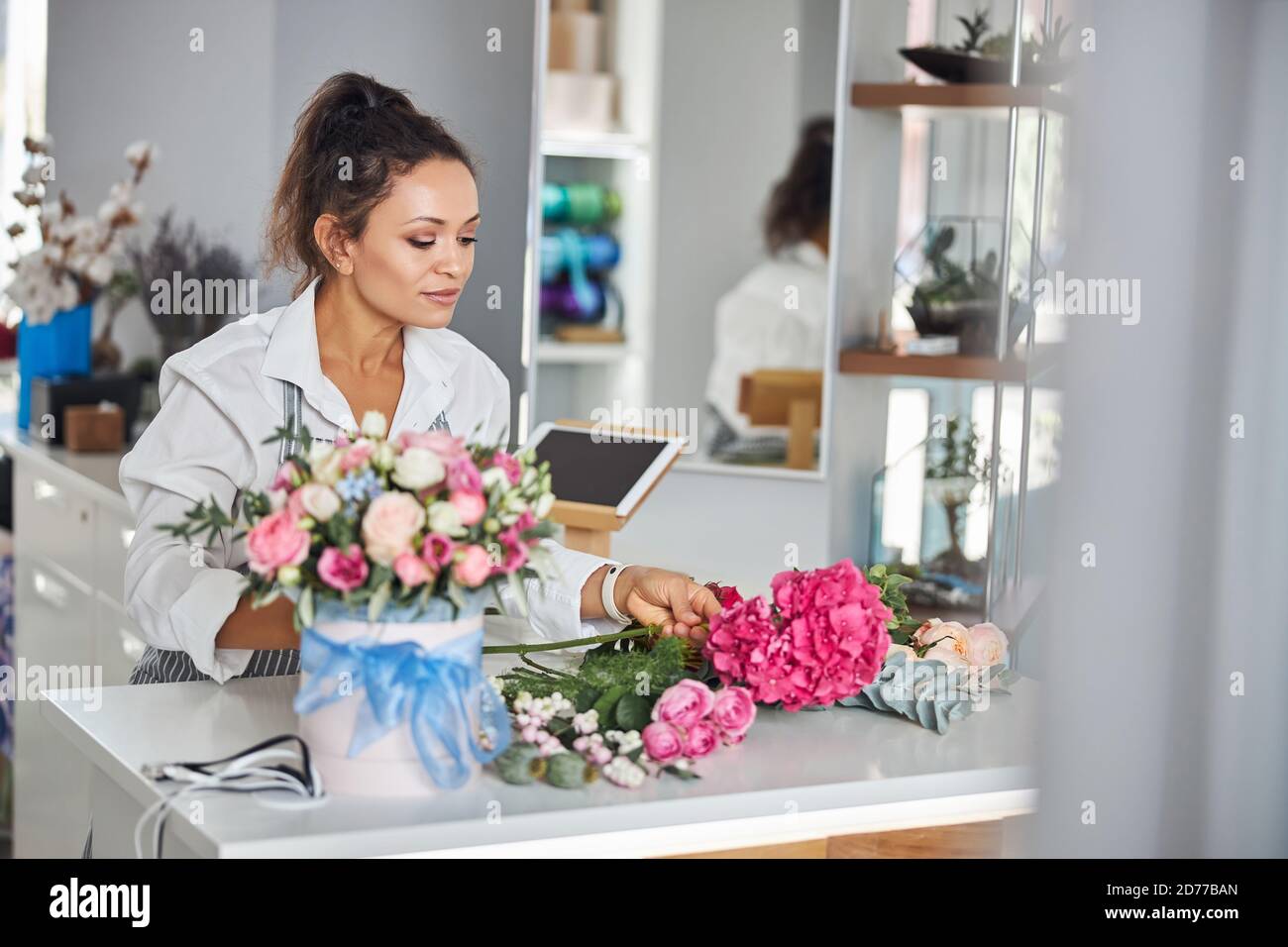 Professional florist choosing flowers for a bouquet Stock Photo - Alamy