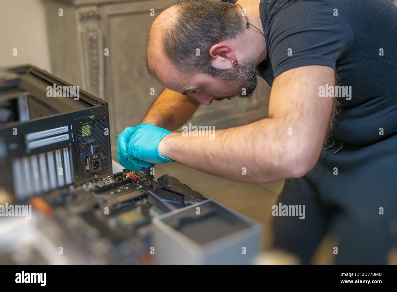 Young computer technician assembling a new PC Stock Photo - Alamy