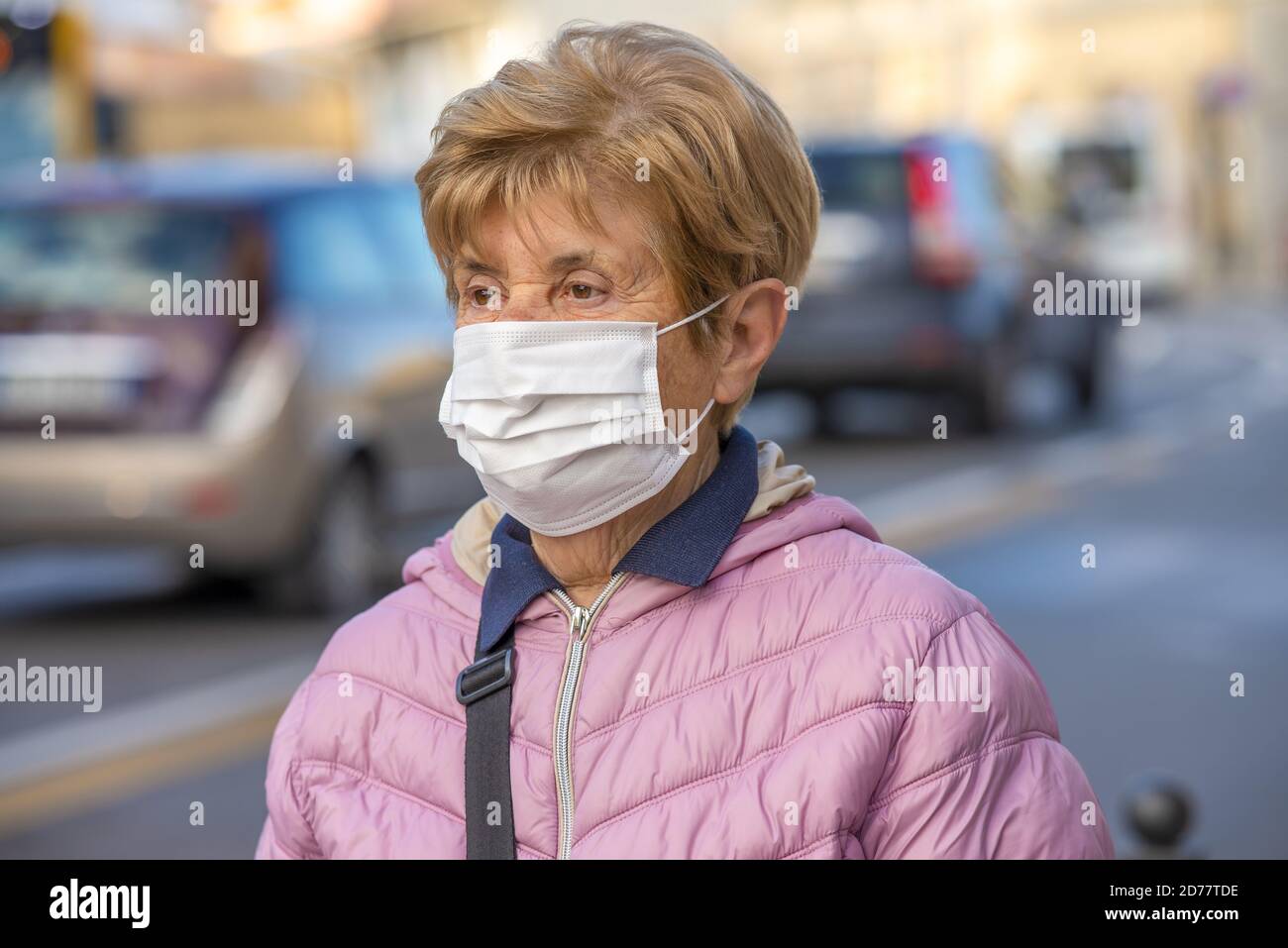 Woman wearing health mask in the city traffic in covid pandemic Stock ...