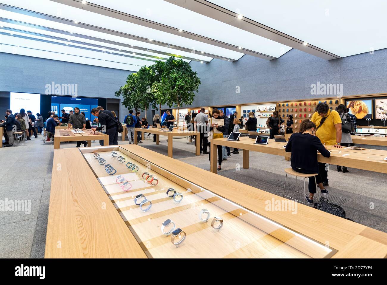 Apple store interiors hi-res stock photography and images - Alamy