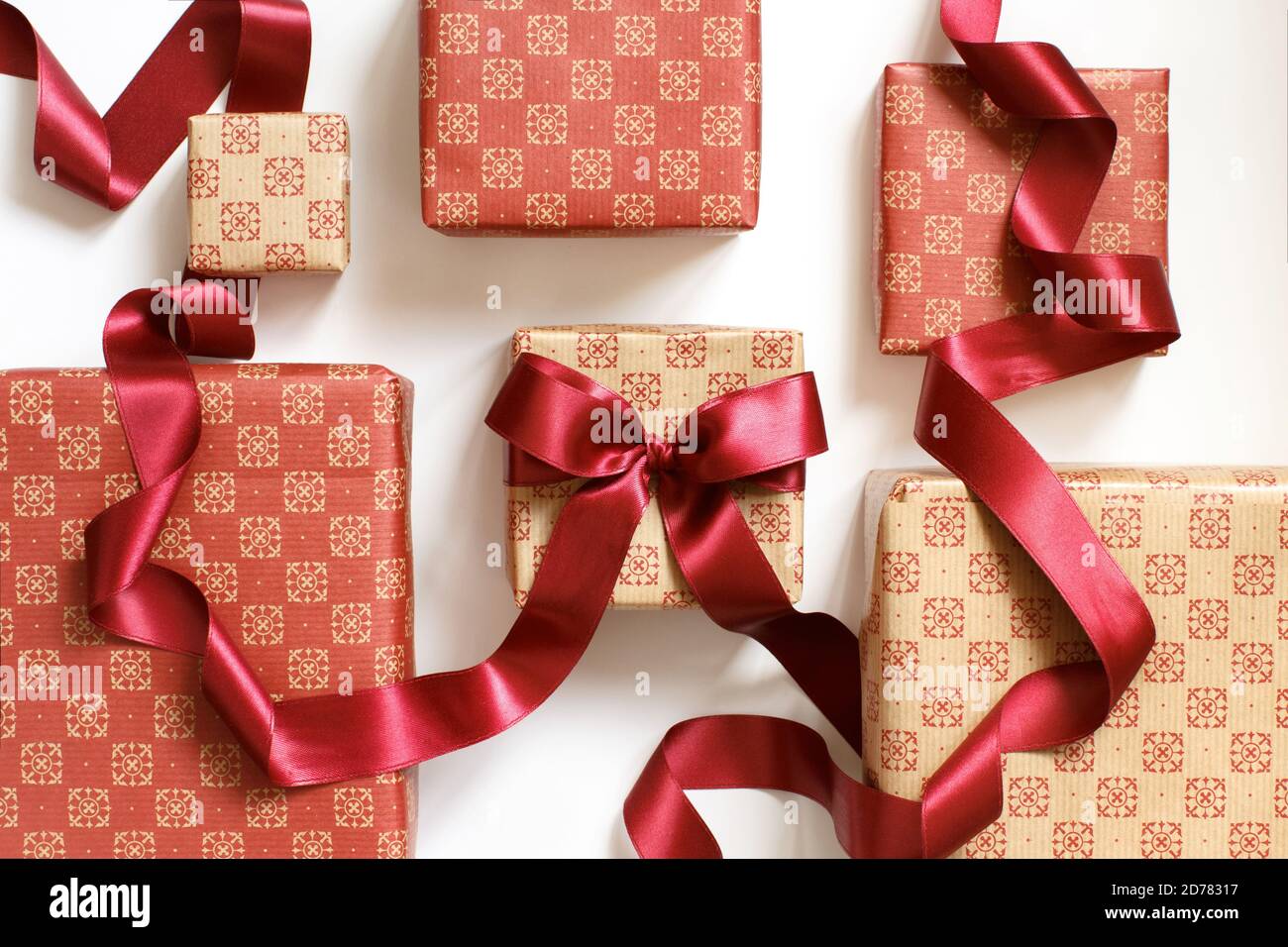 Red ribbon top view hi-res stock photography and images - Alamy