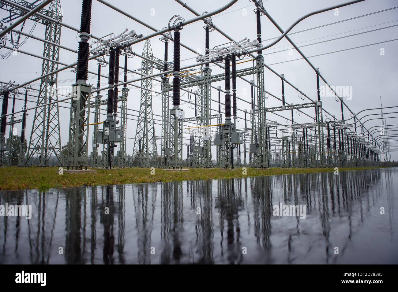 Handewitt, Germany. 21st Oct, 2020. A number of busbar masts can be ...