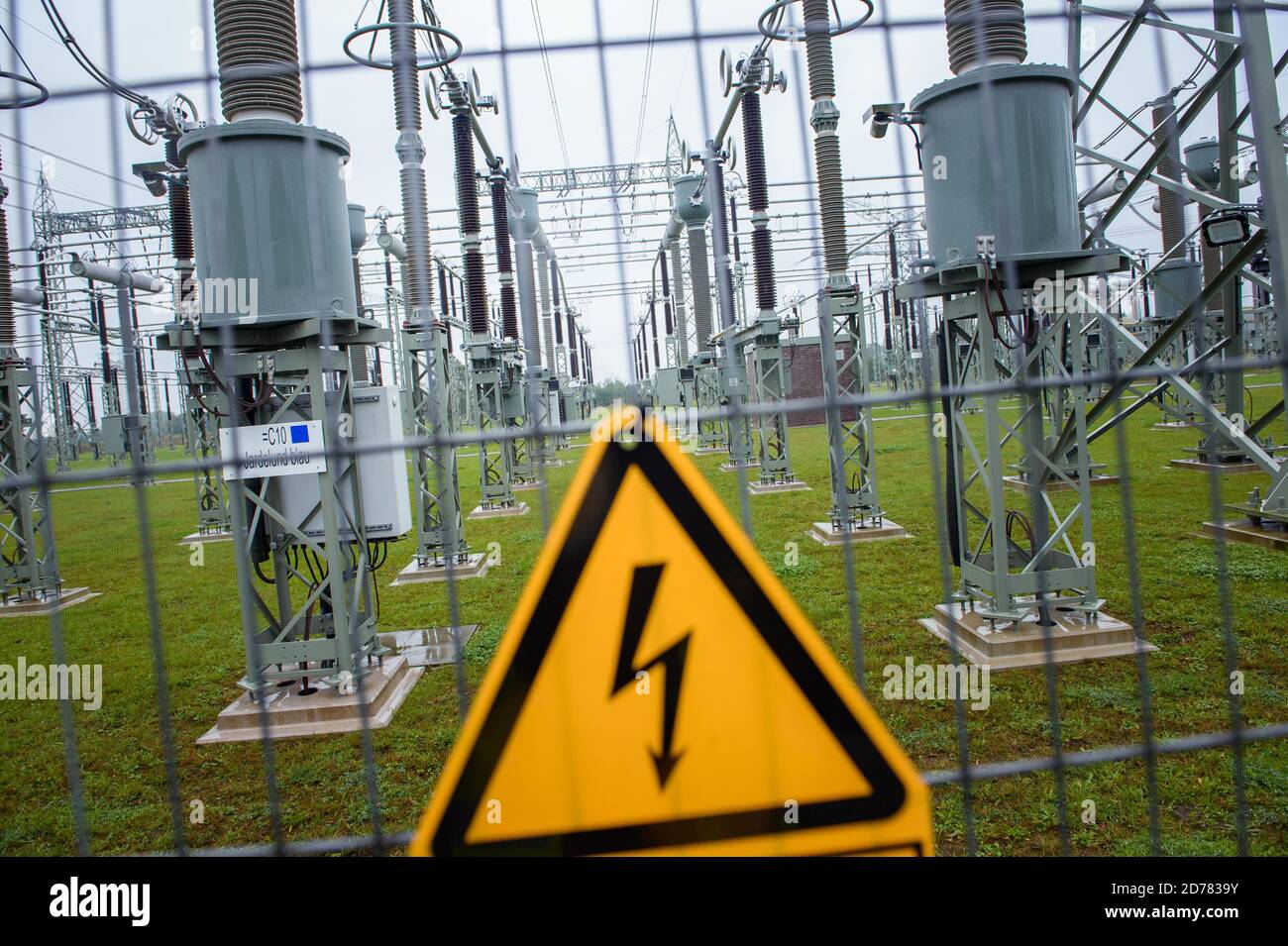 Handewitt, Germany. 21st Oct, 2020. A number of busbar masts can be ...