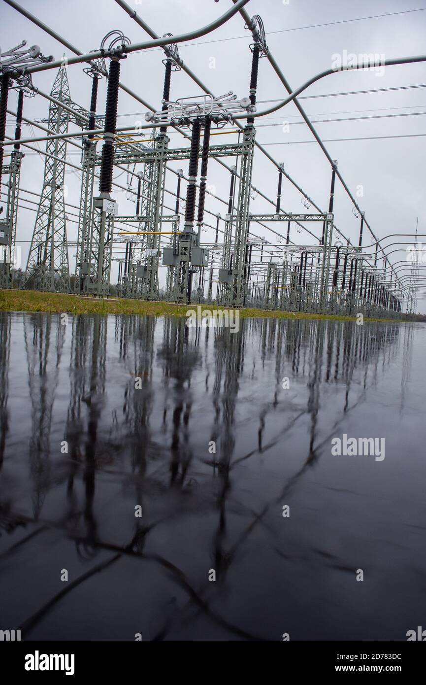 Handewitt, Germany. 21st Oct, 2020. A number of busbar masts can be ...
