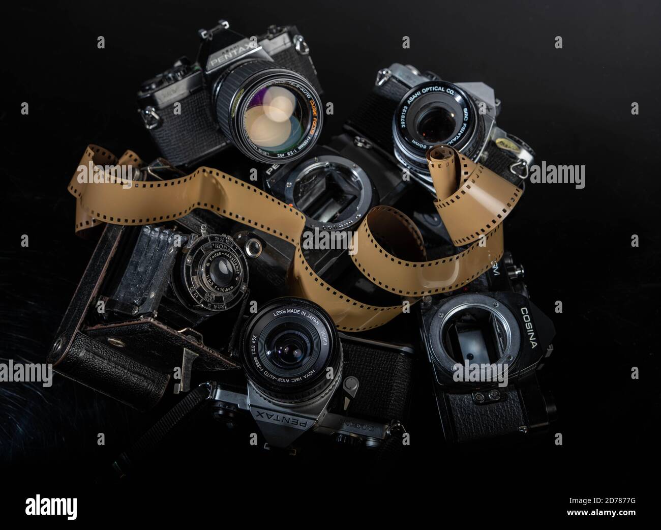 A pile of old cameras Stock Photo - Alamy