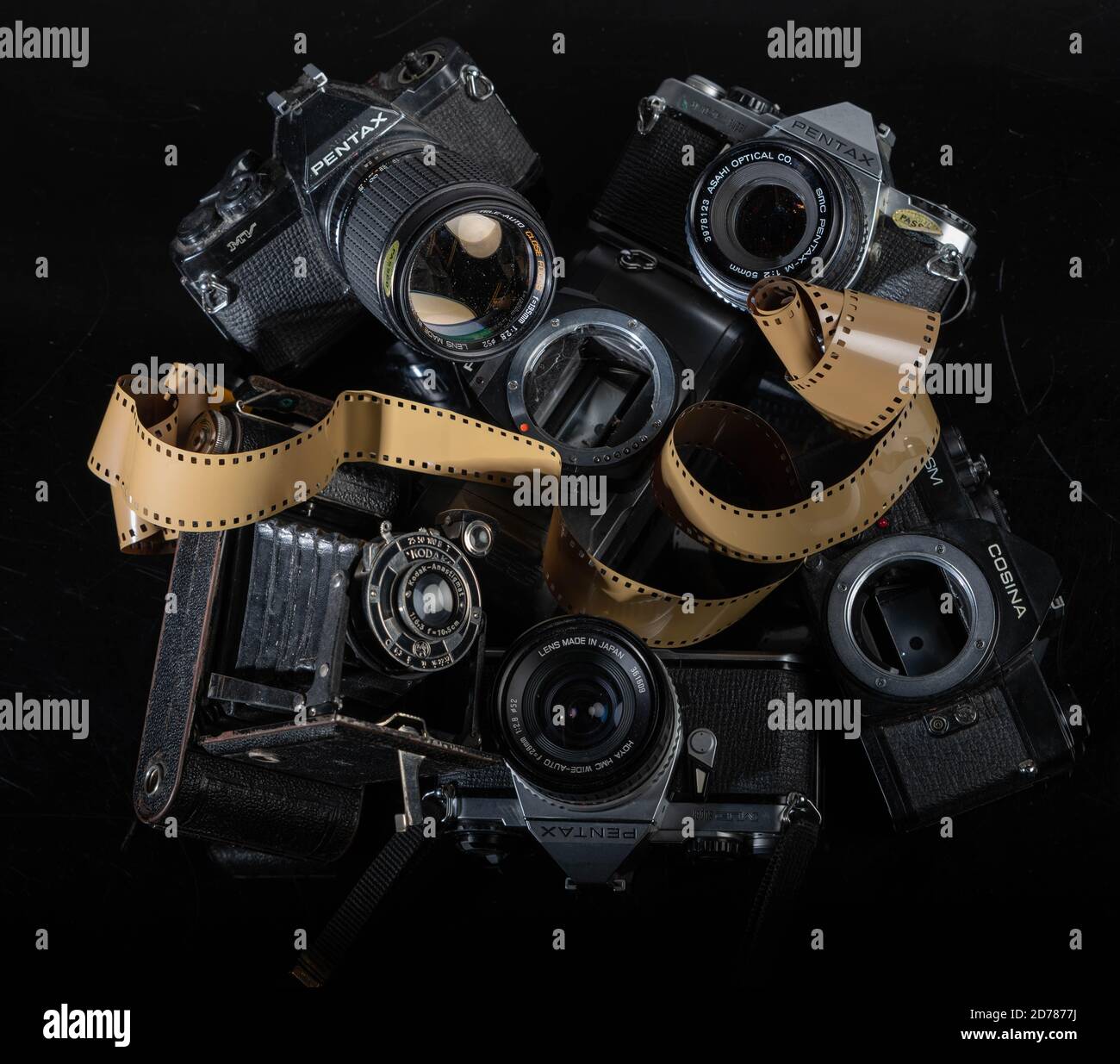 A pile of old cameras Stock Photo - Alamy