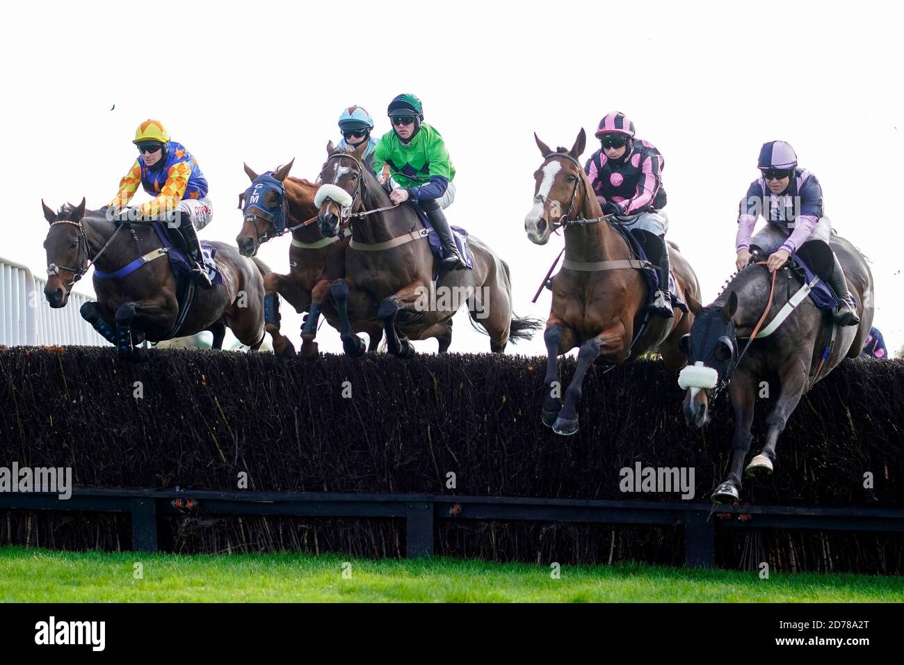 Fontwell racecourse general view hi-res stock photography and images ...