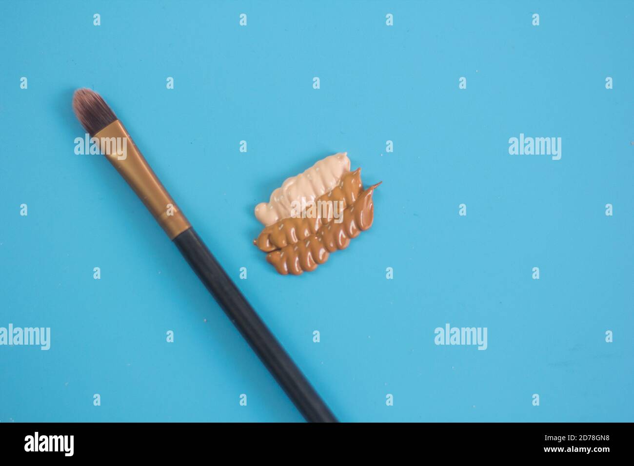 Make up elements on a table Stock Photo - Alamy