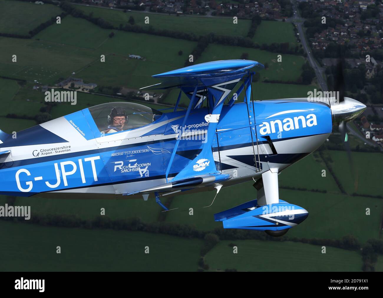 Air to Air images of the Unique Jet Pitts of Rich Goodwin Airshows ...