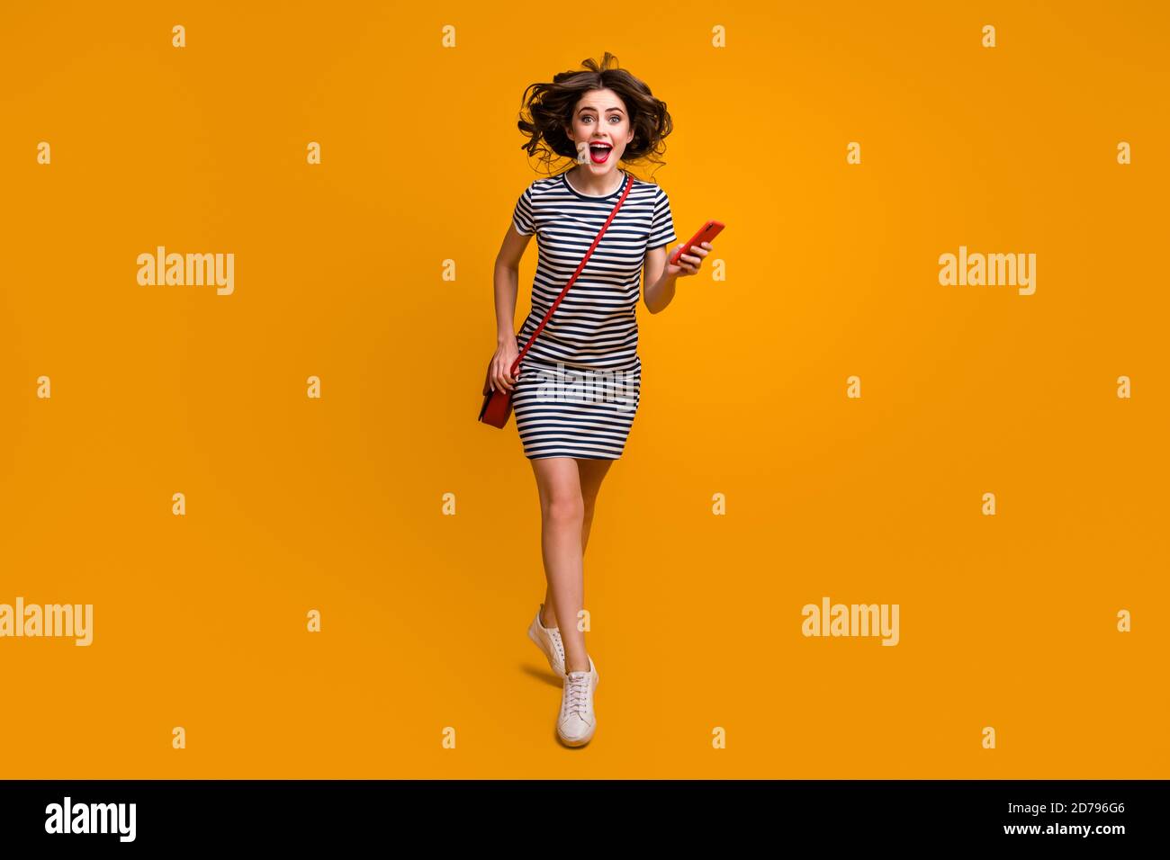 Full size photo of funny lady rush shopping center read telephone sale ...