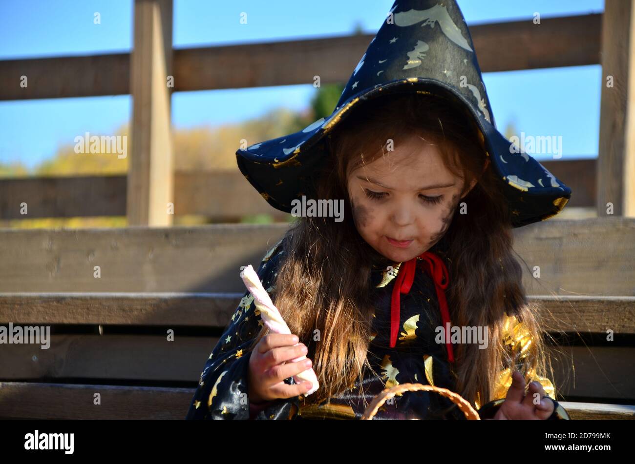 Zombie woman eating hi-res stock photography and images - Alamy