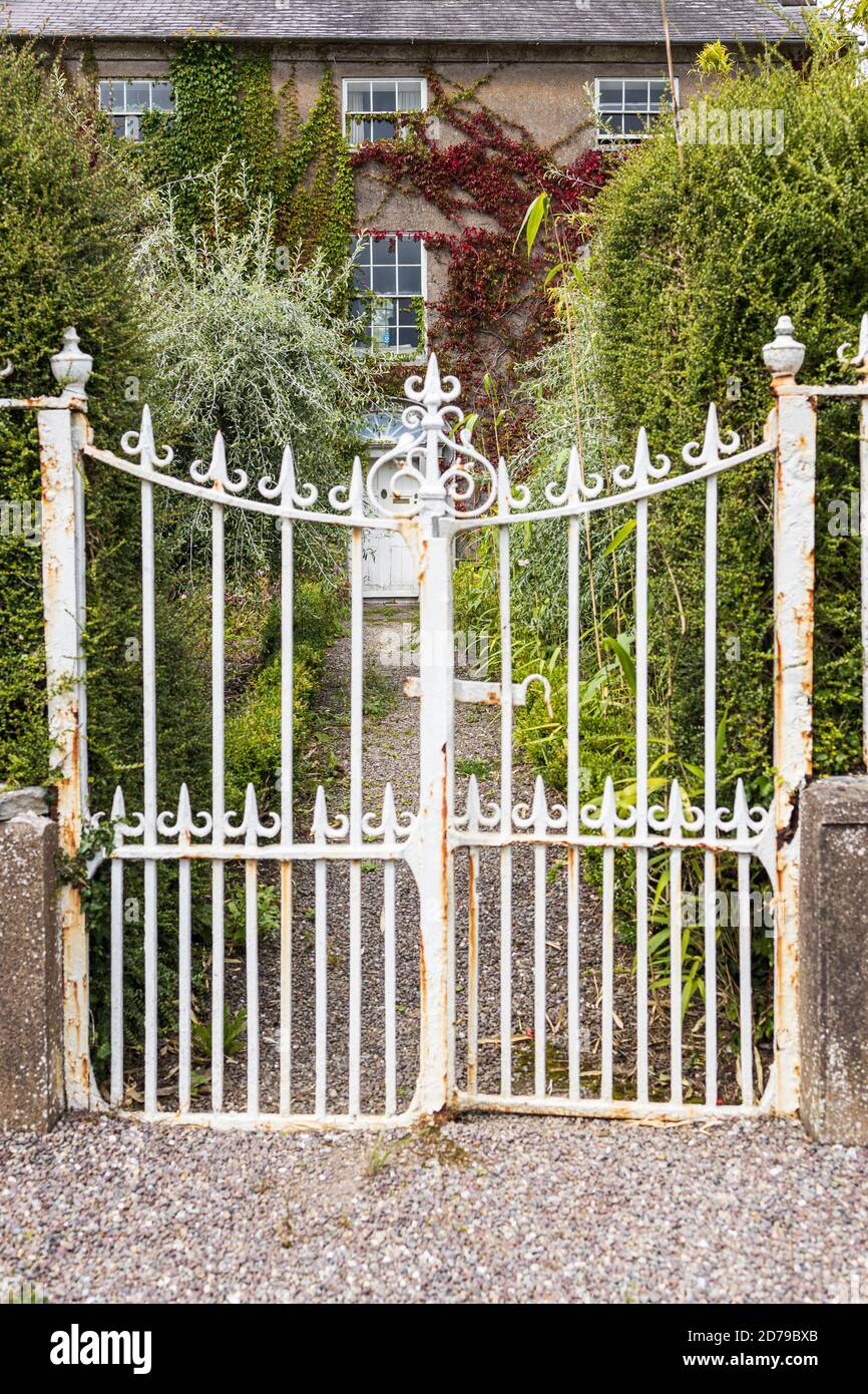 White gates hi-res stock photography and images - Alamy