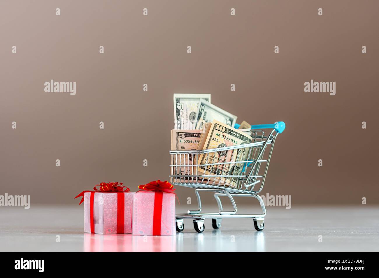 Shopping customer dollar bill hi-res stock photography and images - Alamy