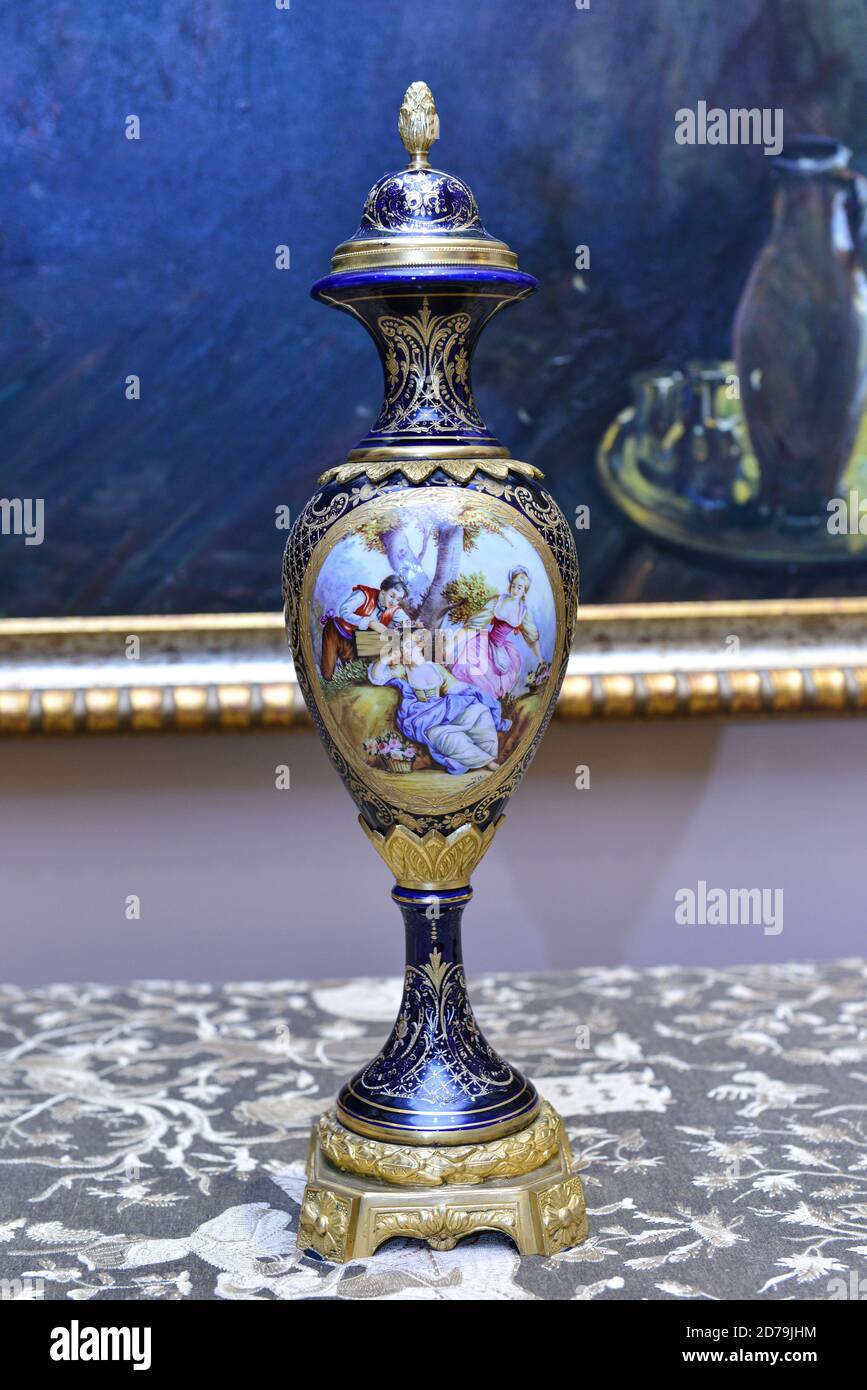 Antique chinese vase hi-res stock photography and images - Alamy