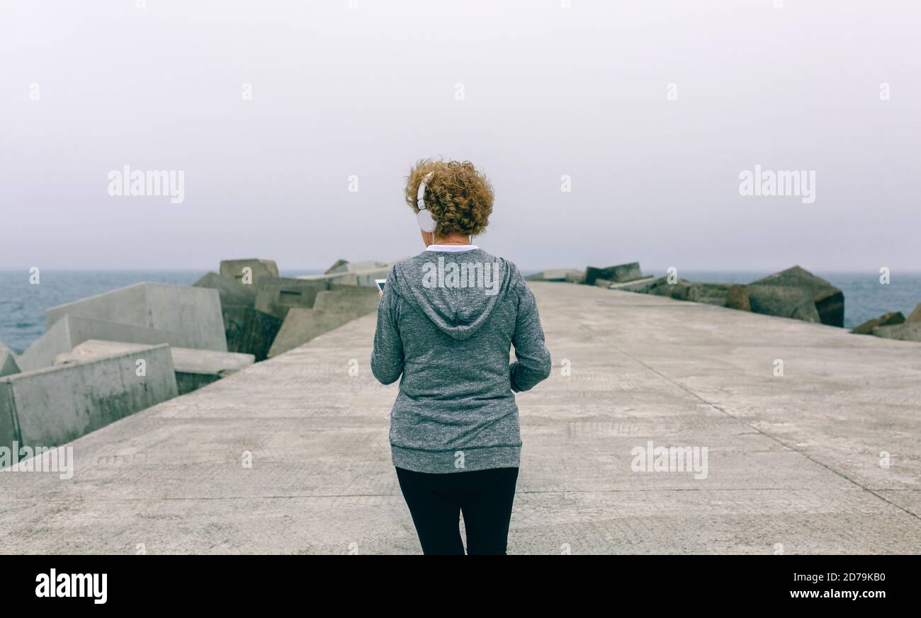 Back view woman headphones hi-res stock photography and images - Alamy