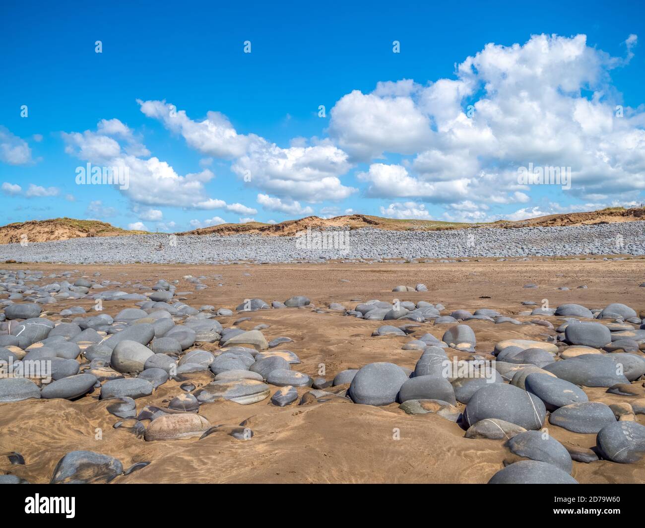 Pebble Ridge and beach, Northam Burrows, North Devon Stock Photo - Alamy