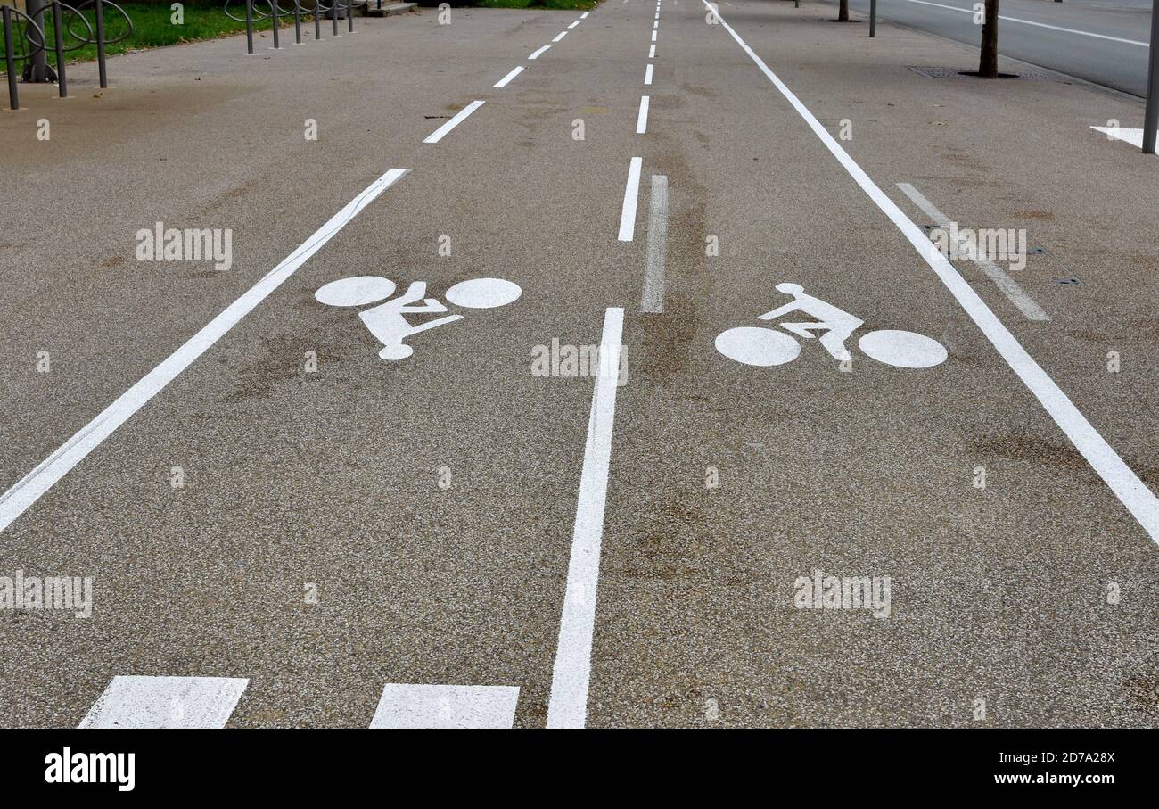 Cycling on traffic free lanes hi-res stock photography and images - Alamy