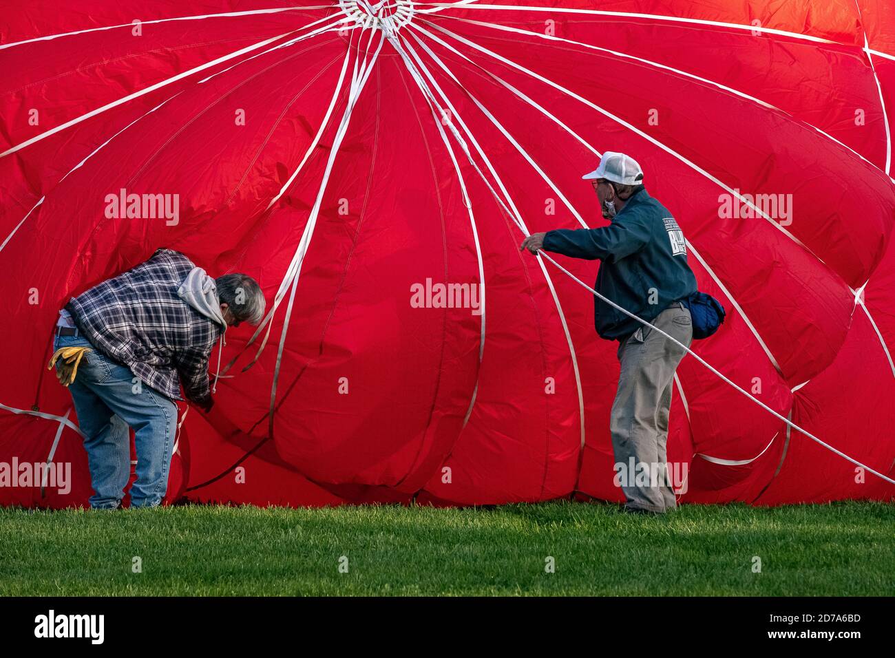Preparing balloon flight hi-res stock photography and images - Alamy