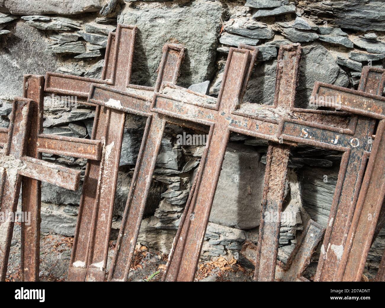 Rusty, rusting steel crosses in cemetery Stock Photo - Alamy
