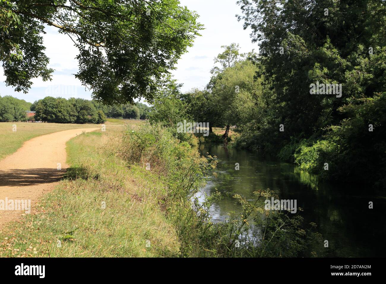 Cycleway alongside great stour river hi-res stock photography and ...